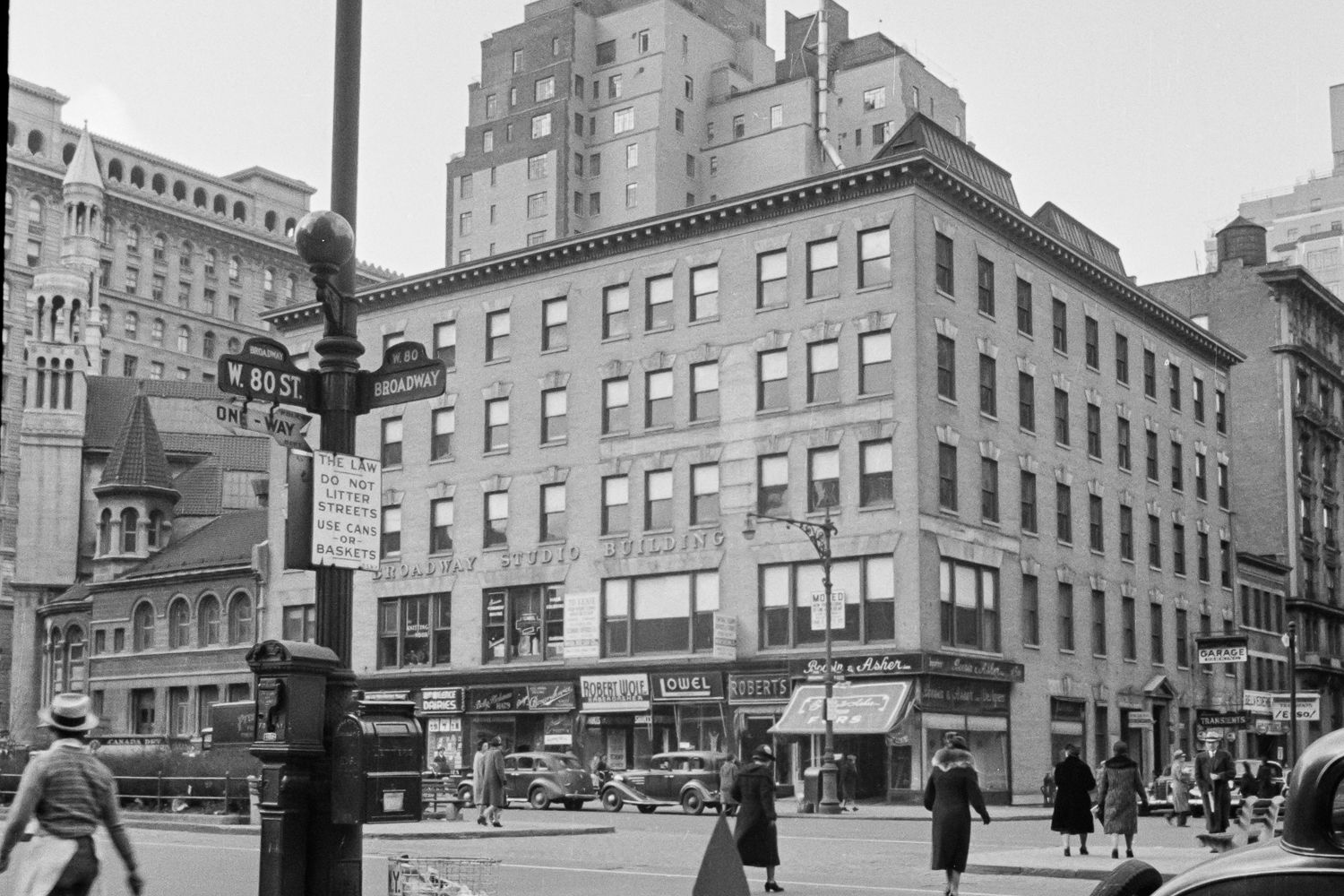 Two Families Battle for the Future of a Broadway Building — and the ...
