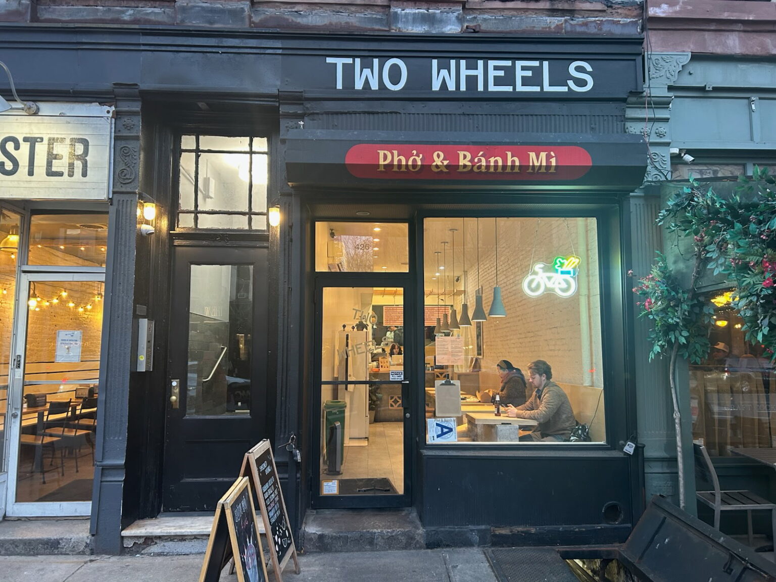 Here’s the UWS Dish: Two Wheels’ Vietnamese Wings