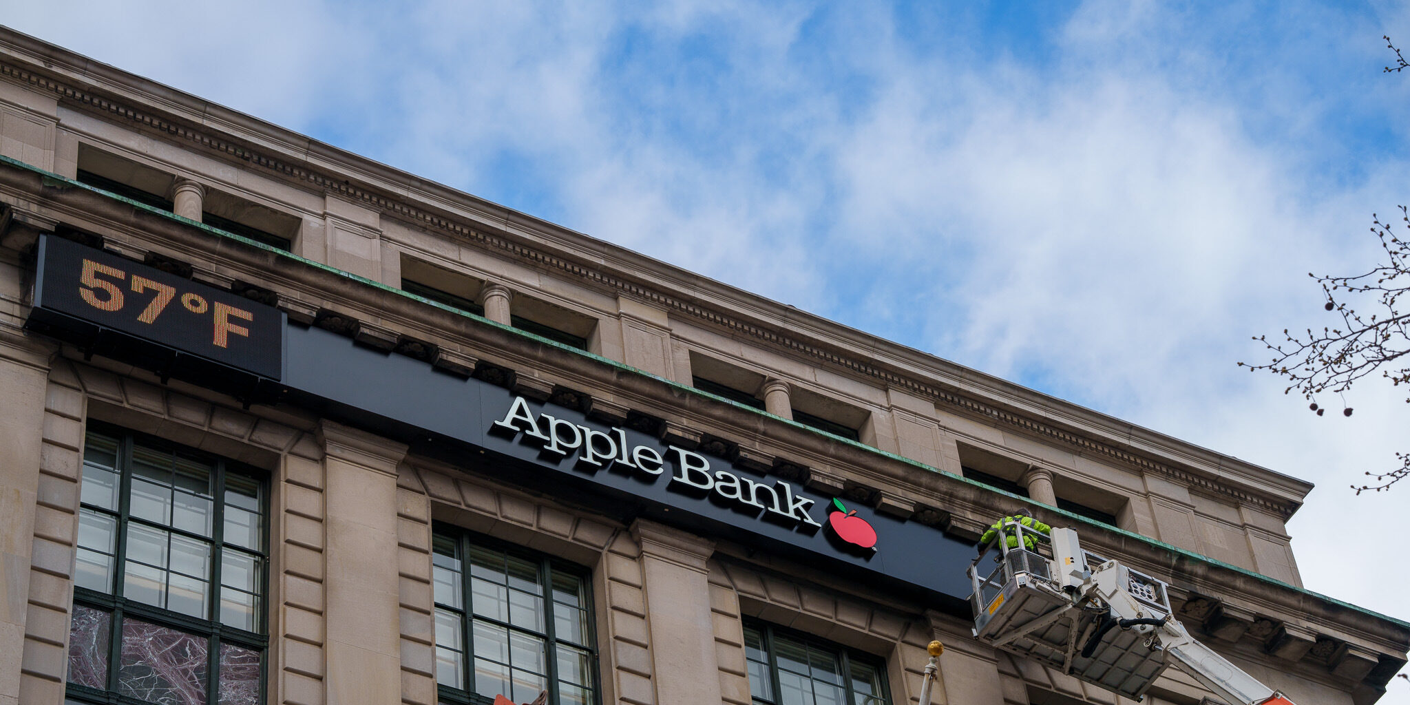 The UWS Apple Bank Time and Temperature Screen Has Returned